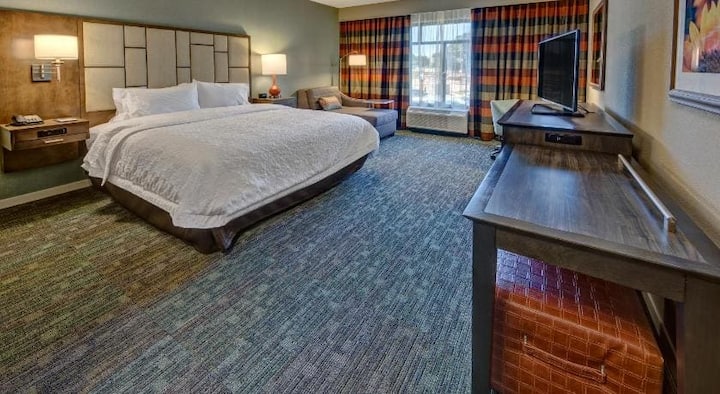 Charming And Spacious Room! Enjoy Free Breakfast! - Germantown, TN