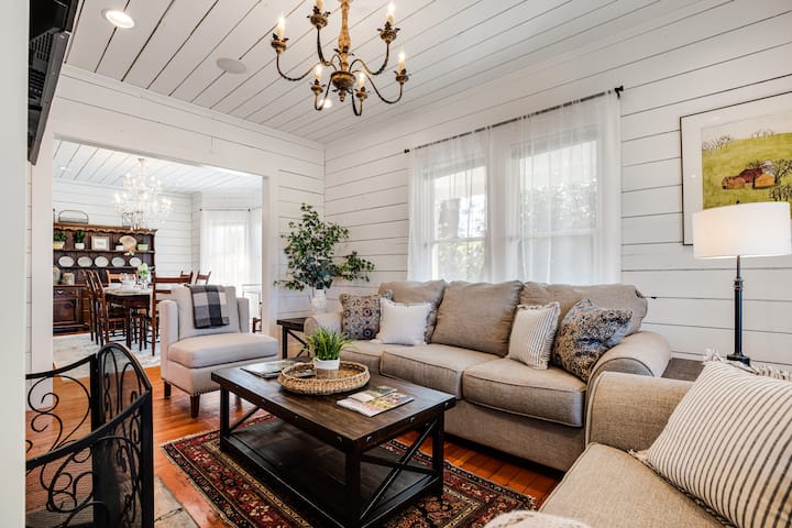 The Carlton Farmhouse: A Quintessential Stay - Carlton, OR