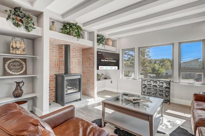 Red Rock Farmhouse! Hot Tub, Fire Pit & Trails! - Manitou Springs, CO
