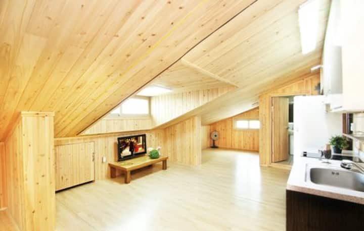 아늑한 옥탑온돌형 객실, 프리지아(옥탑온돌) - Incheon