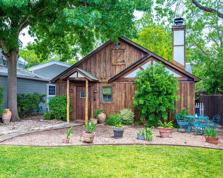 La Rouge | Hot Tub, Walk To Main, Pet Friendly - Fredericksburg, TX