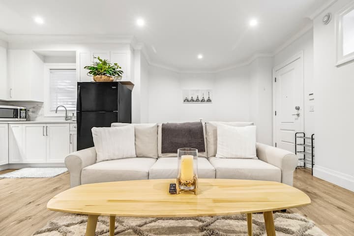 Stunning 2bedroom Suite In Modern Mansion - Surrey