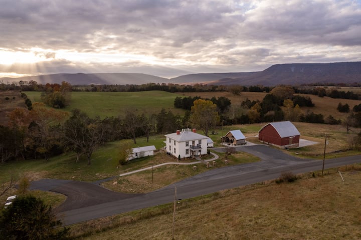 Farmhouse On Ranch! Fireplaces, Horses & Cattle - Luray, VA