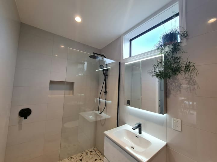 Premium Two Bedroom Pod Located In Palm Beach - Waiheke Island