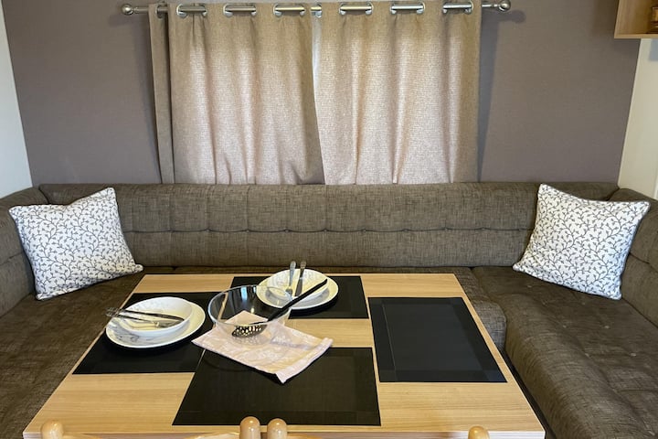 Caravan - Sleeps 10 - Pet Friendly - Parking - Mersea Island