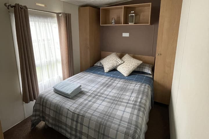 Caravan - Sleeps 10 - Pet Friendly - Parking - Mersea Island