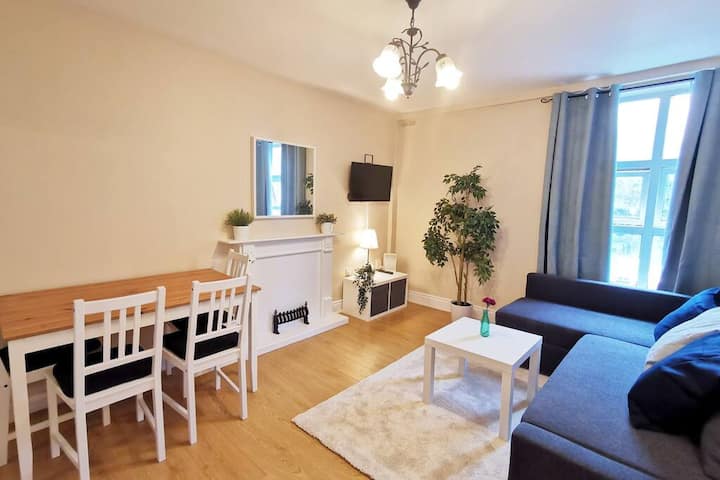 Central One Bedroom Apartment * Fast Wifi & Tv - Dún Laoghaire