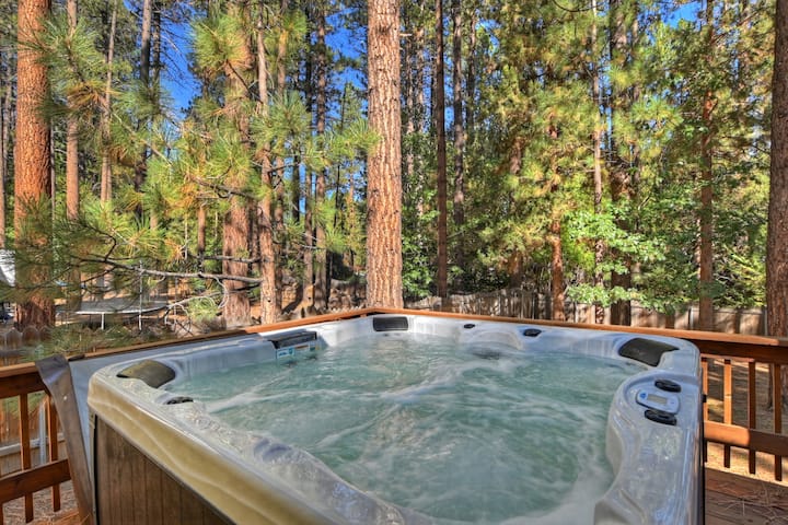 Evergreen Retreat: Pool Table! Fenced Yard! Spa! - Big Bear, CA