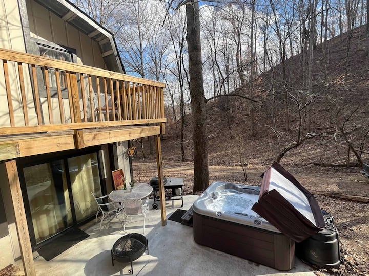 Treehouse Top In Woods Outdoor Hot Tub Optional - Fairview, TN