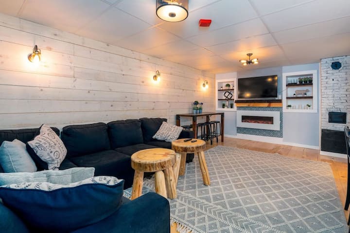 Location! This Stunning 2 Bedroom On Main Street. - Stowe, VT