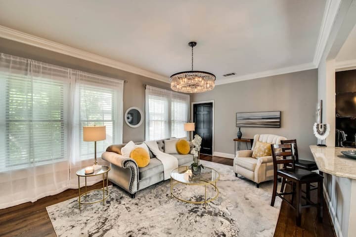 Spacious  Getaway · Stylish Condo On Swiss Ave - Dallas, TX