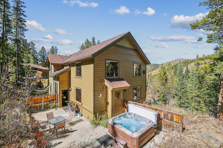 High Point Lodge: Cozy Patio Area & Hot Tub! - Breckenridge, CO