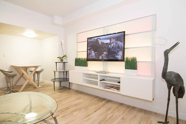 Ocean Drive Suite | Free Wifi | Steps To Beach - Miami Beach, FL