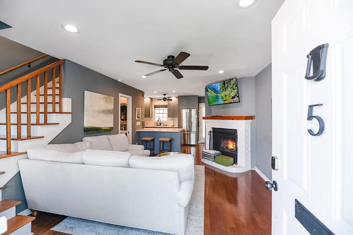 Dreamy Downtown Condo, Near Meeting St & Broad St - Charleston, SC