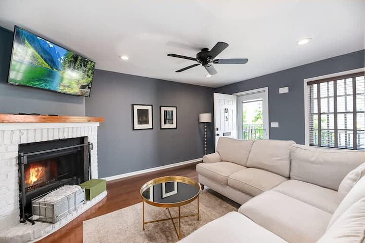 Dreamy Downtown Condo, Near Meeting St & Broad St - Charleston, SC