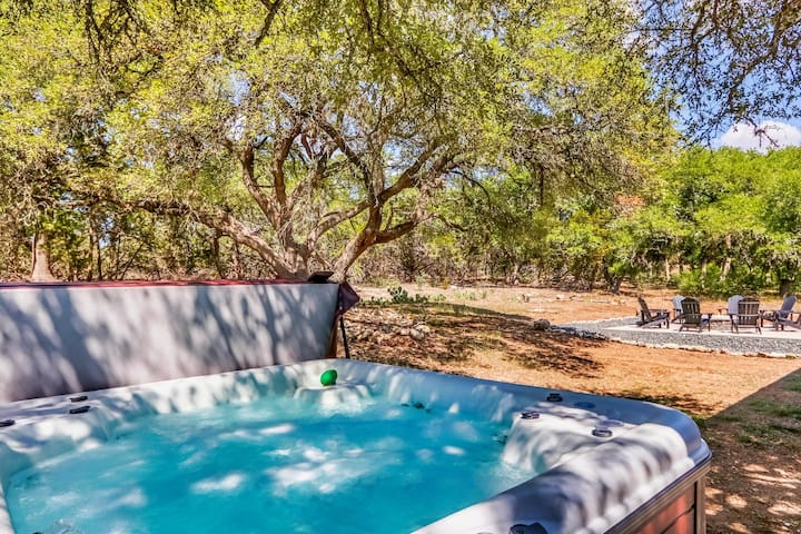 Pampered Pillow I Hot Tub, Fire Pit, Game Room - Canyon Lake, TX