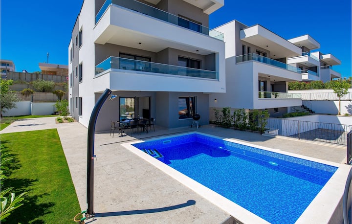 3 Bedroom Cozy Apartment In Malinska - Cres