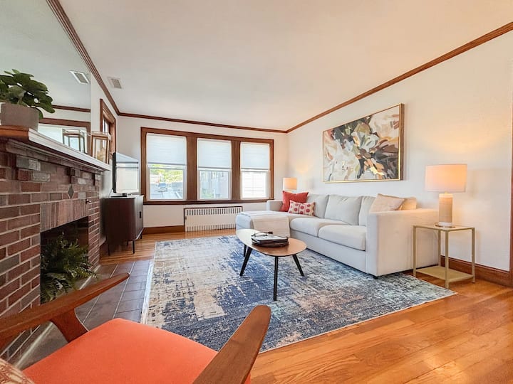 3 Bed, In Unit Laundry, Central Air, Parking - Boston