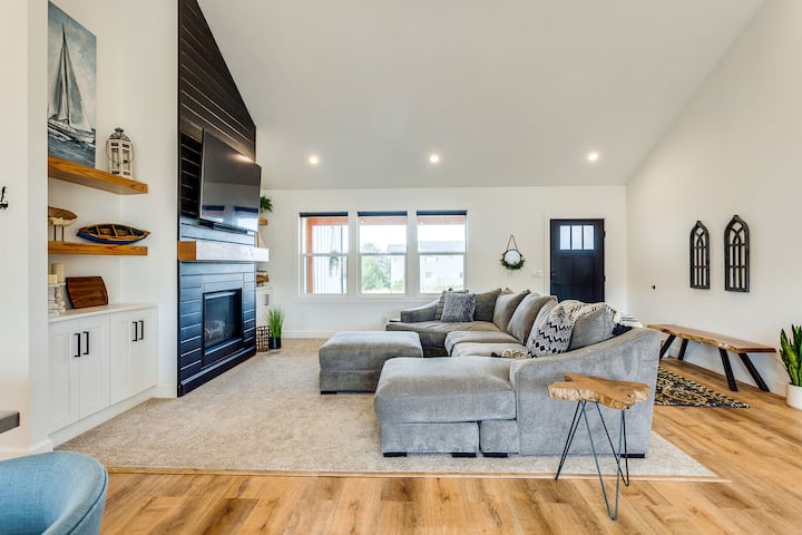 Hot Tub! Fire Pit! Dog Friendly! ~ Seas The Moment - Waldport, OR