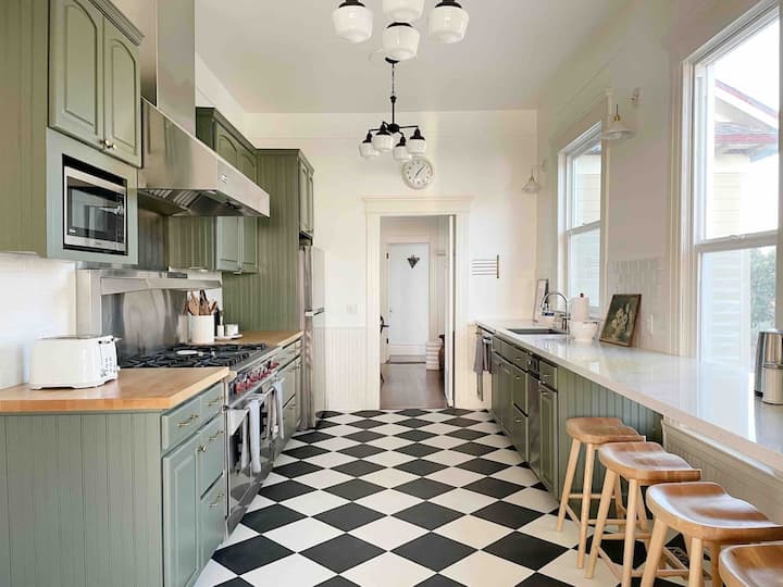 Luxury Hot Tub Victorian Midweek Special - San Luis Obispo, CA