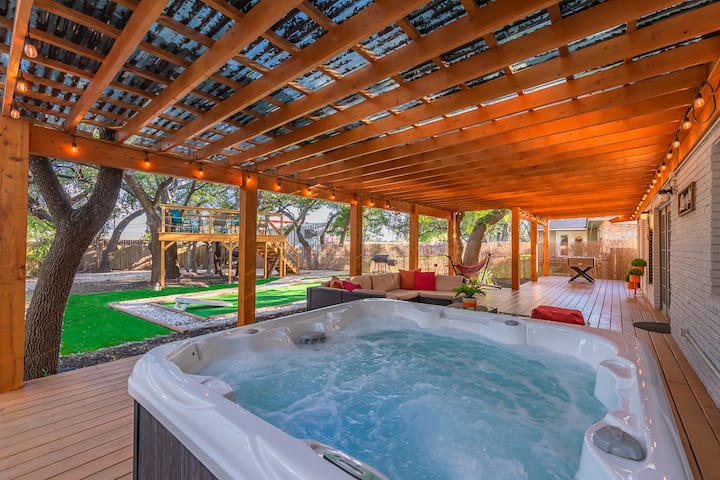 Luxurious Home With Hot Tub & Tree Deck By 6flags - San Antonio, TX
