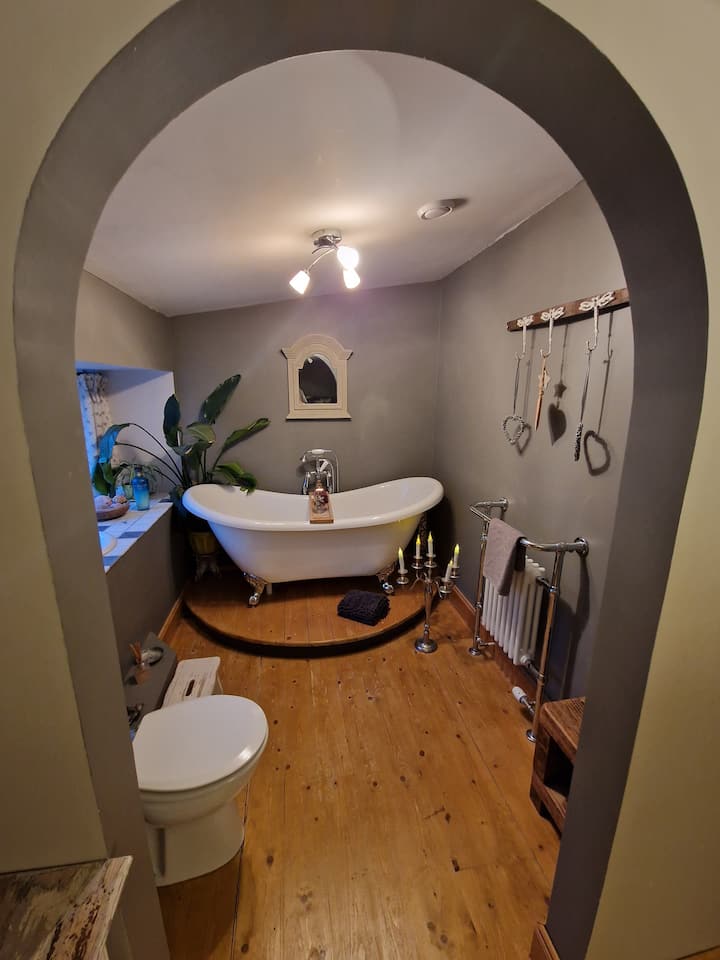 Fyne Byre Cottage - Barn Conversion With Hot Tub - Loch Awe