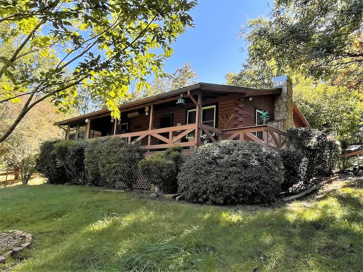 Hot Tub | Fire Pit Nights | Dog Friendly Cabin - Murphy, NC