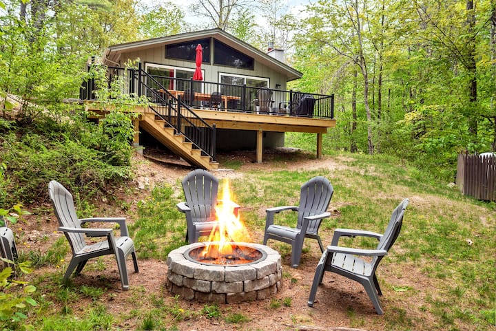 Cozy, Pet-friendly Escape Near Lake & Mountains - Gilford, NH