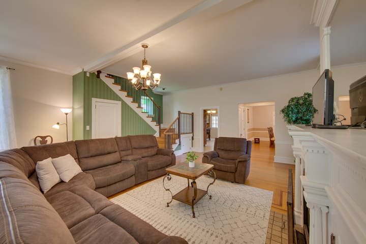 Lovely Reading Home W/ Large Yard On 7 Acres! - Denver, PA