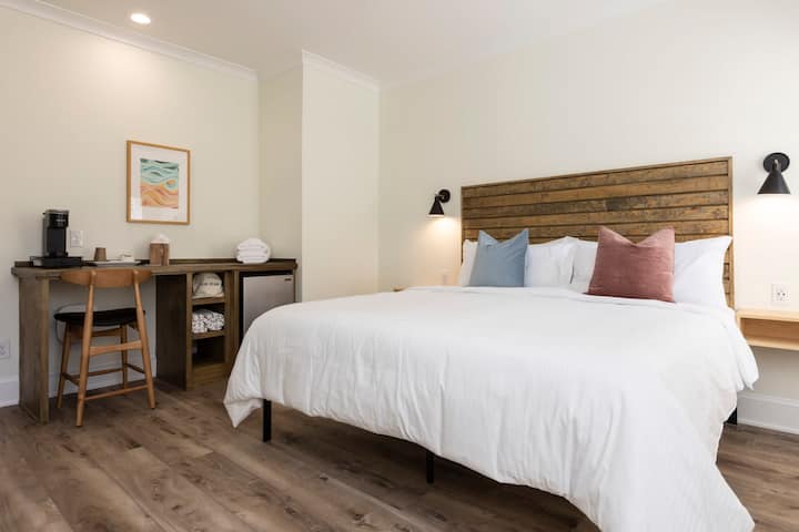 Pinewood 102 Inn At Old Beach - Virginia Beach, VA