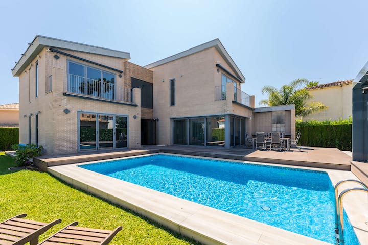 Villa Beachside Retreat By On Travel - Oliva