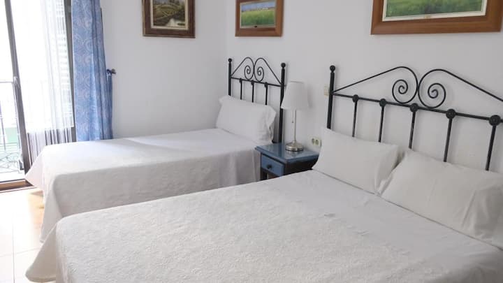 Triple Exterior Room + Bth. Double +1 Single Bed. - Madrid