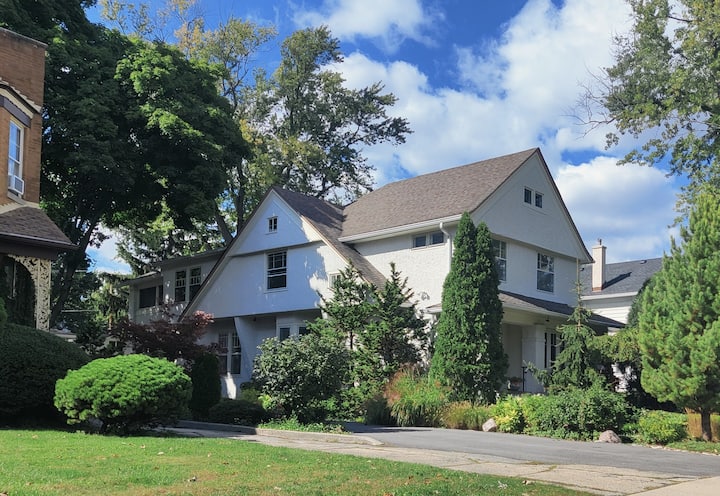 Top Floor Of Historic Oak Park Villa /Grge: 2cars - Cicero, IL