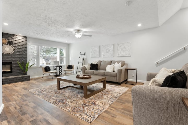 Updated 3 Br, 3 Ba Home *1.5 Miles From Unmc* - Omaha, NE