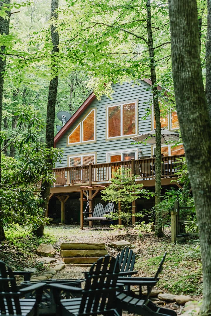 Peaceful Mountain Retreat, Hot Tub & Cozy Firepits - Blowing Rock, NC
