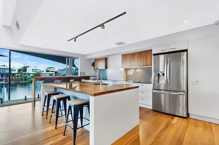 Canalhouse Caloundra—pontoon, Pool & Pizza Nights - Sunshine Coast