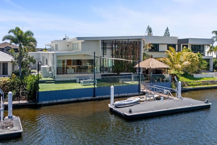 Luxury Waterfront Private Home In Caloundra - Pelican Waters Featuring A Pizza Oven And Private Pool - Caloundra