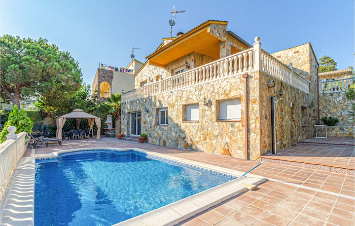 Stunning Home In Palafolls - Santa Susanna