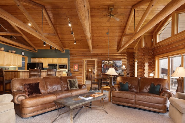 Last Minute Special! Cozy Log Cabin, Views, Hottub - Big Sky, MT