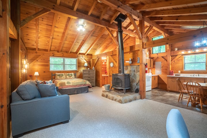 Lazy Bear Den - Cozy Cabin With Open Floor Plan - Sautee Nacoochee, GA