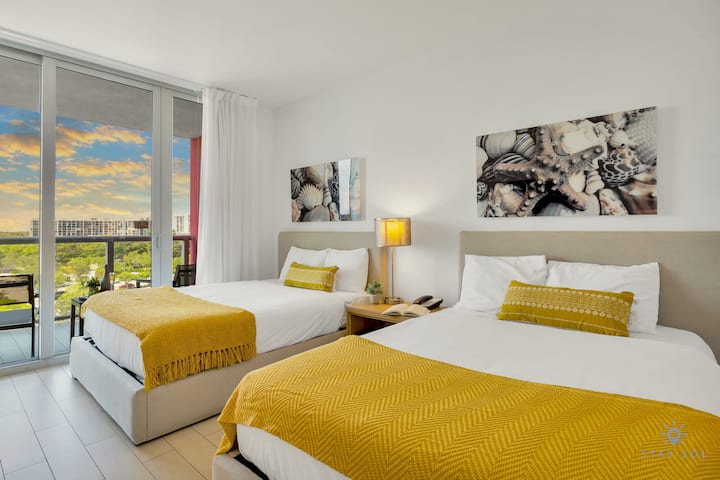 Modern Condo : Amazing Pool + Gym + Balcony - Hallandale, FL