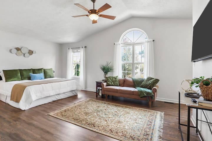 Spacious King Suite | Horses, Fire Pit, Garage - Lexington, KY