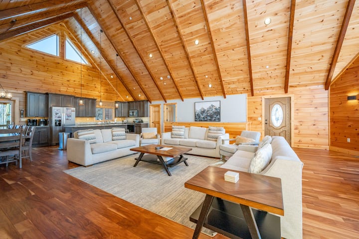 Spacious Mountain Lodge W/ Hot Tub & Fire Pit - Deep Creek Lake, MD