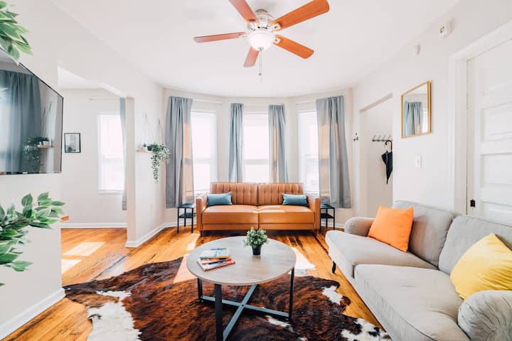 Warm And Cozy 3 Bedroom Flat | Street Parking - Grosse Pointe, MI