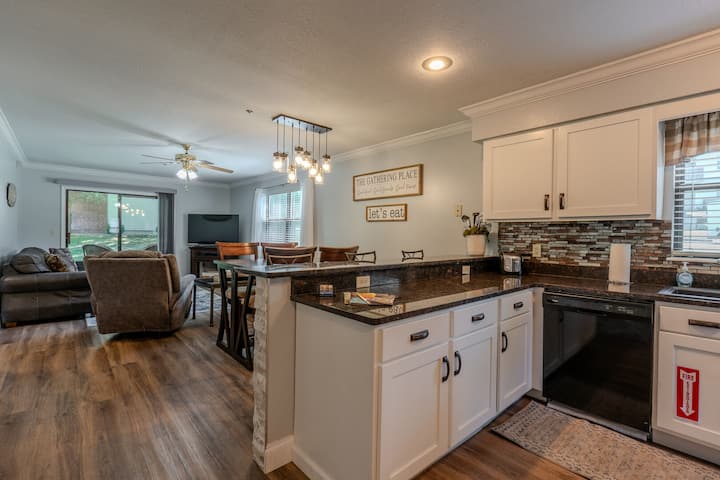 Pet Friendly ~ Resort Amenities ~ Near The 76 Strip ~ Free Tickets Included! (Pr50-4) - Branson, MO