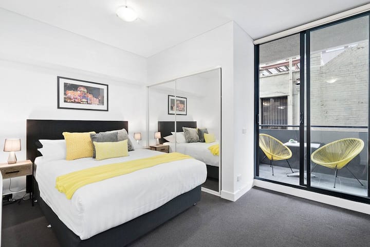 Studio Elizabeth: A Central Balcony Retreat - Melbourne