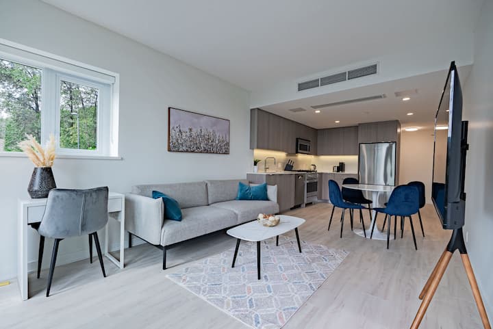 Gorgeous Unit With Large Patio - Burnaby