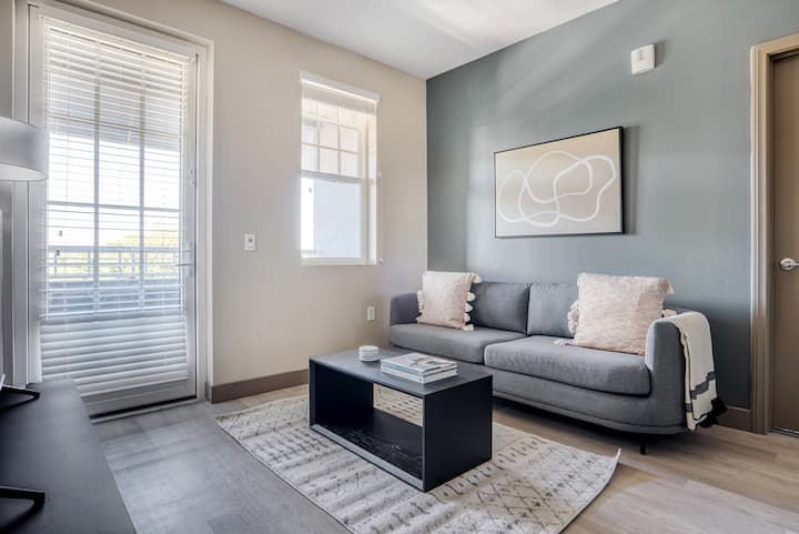 Blueground | Burlingame, W/d, Gym & Roof, Nr Train - San Mateo, CA