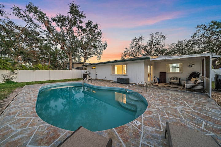 Costa Del Ray | Heated Pool, Gym + Covered Patio! - Sarasota, FL