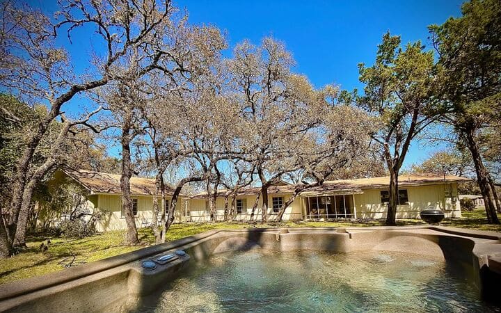 Frank Lloyd Inspired 3br - 1.35 Acres & Firepit - San Marcos, TX